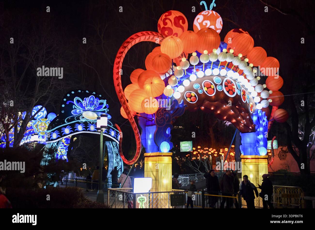 **CHINESE MAINLAND, HONG KONG, MACAU AND TAIWAN OUT**Visitors admire ...
