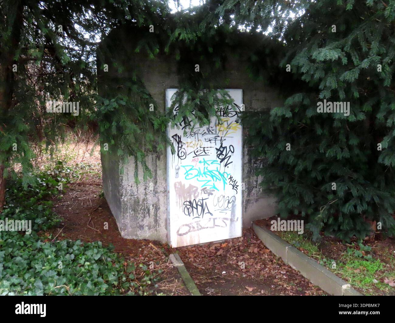 Relikt aus der Nazi Zeit - ein verschlossener Luftschutzbunker ...