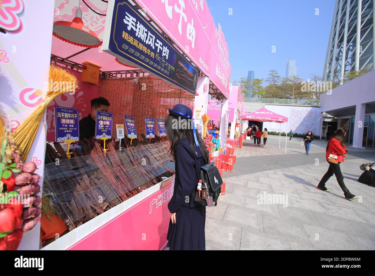 Visitors enjoy the Haizhu Waterfront Flower Market in Guangzhou City ...