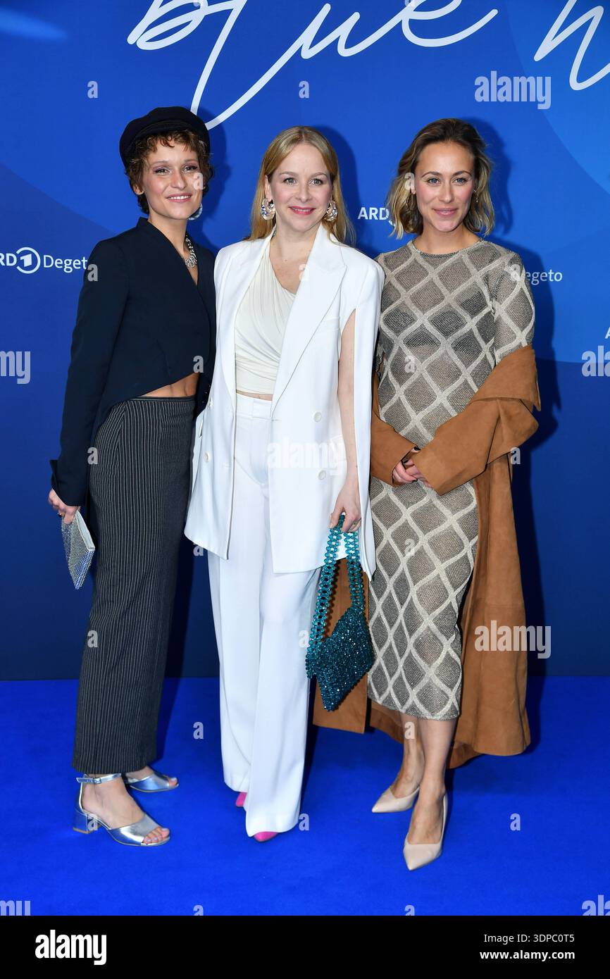 Kristin Suckow, Jasmin Schwiers und Sina Tkotsch bei dem ARD BLUE HOUR ...