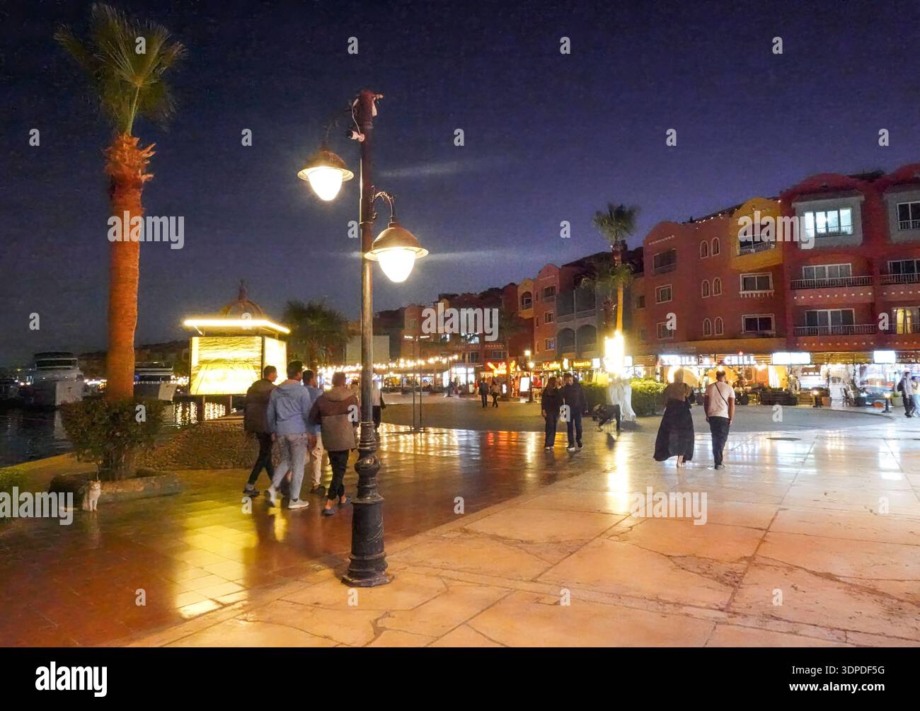 Restaurants und Ferienwohnungen, Promenade an der Marina, Hurghada ...