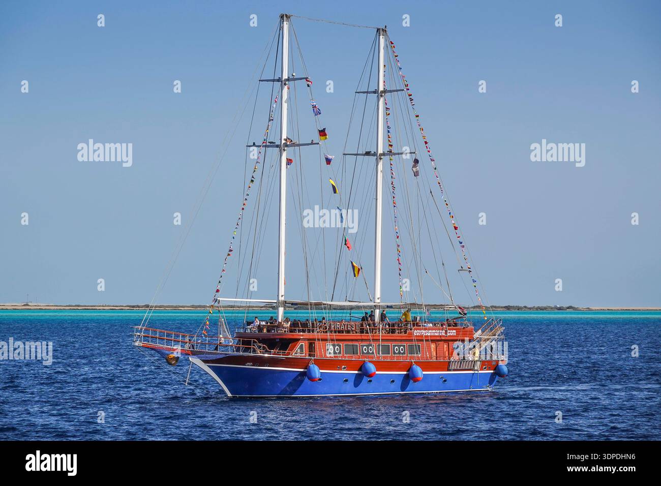 Ausflugsboot Pirates, Sunmarine, Einfahrt in den Hafen Hurghada ...