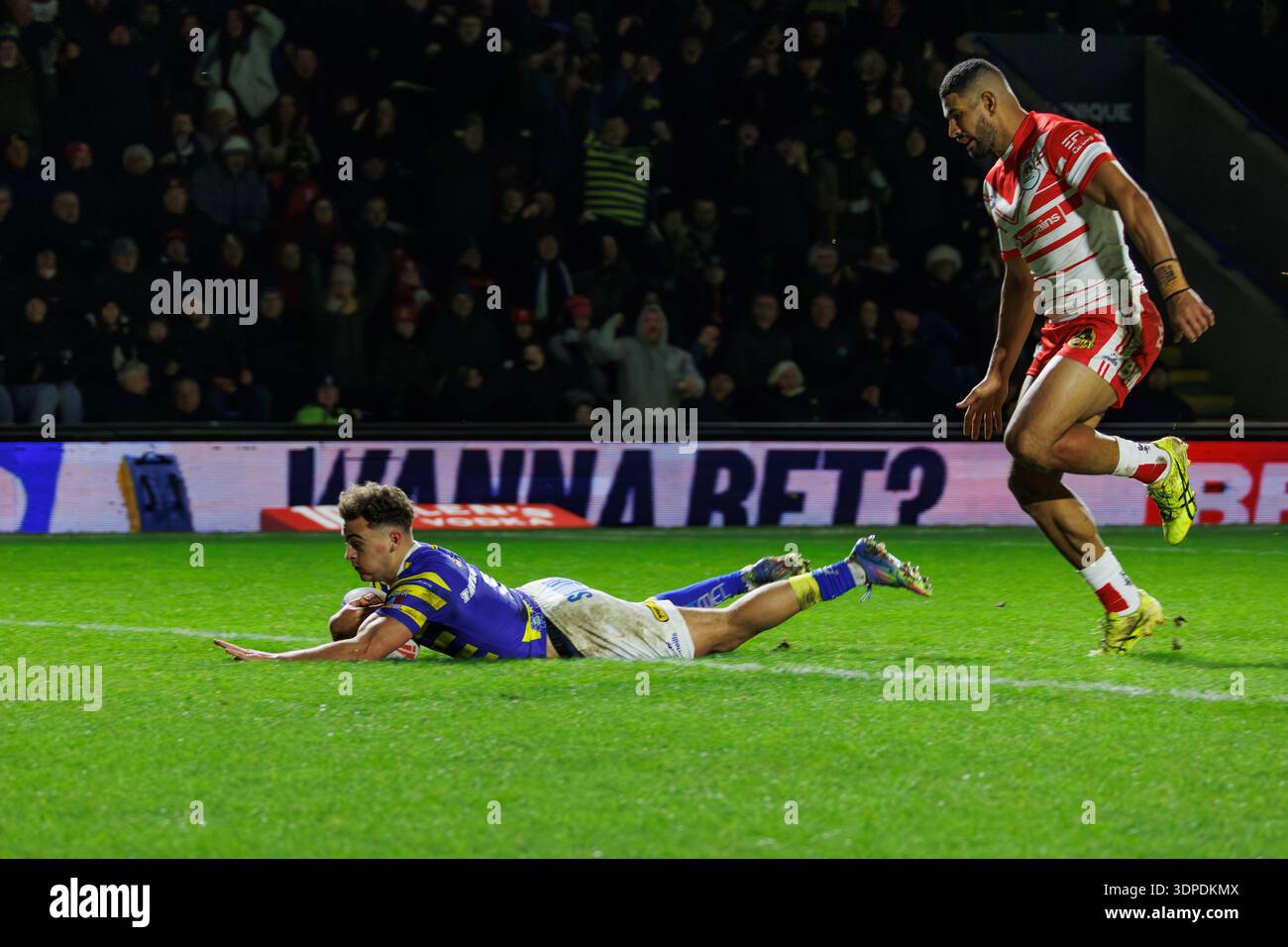 Cai Taylor-Wray scores during the Betfred Super League Round 1 match ...