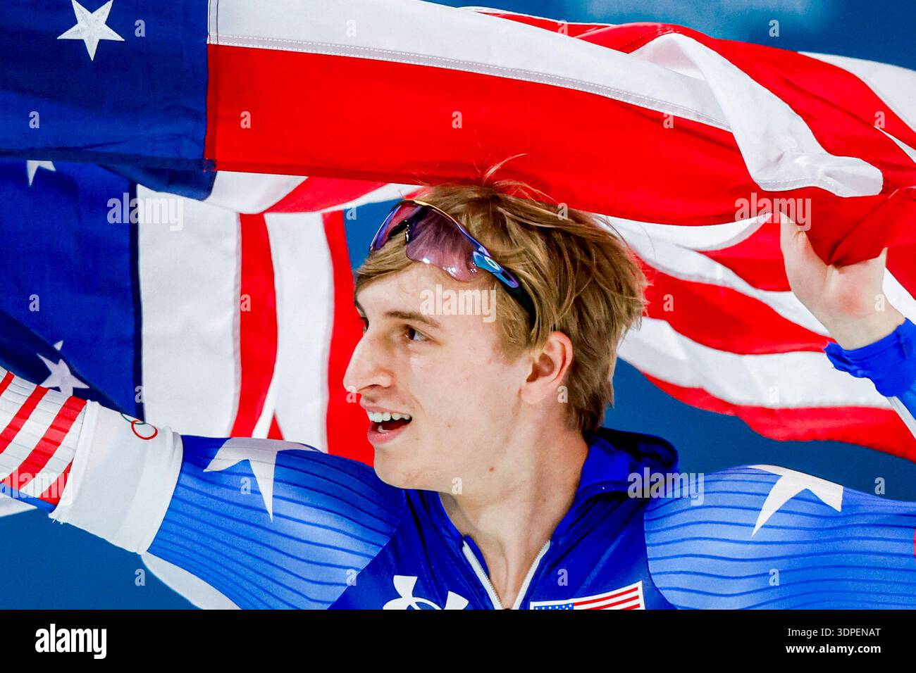 Jordan Stolz of United States of America celebrating and holding flag ...