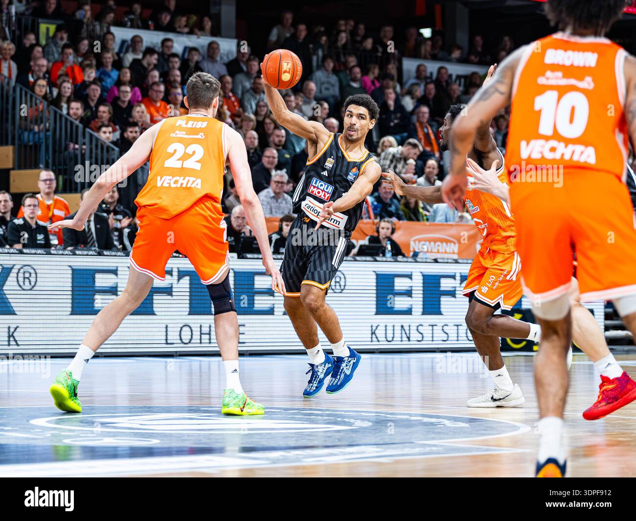 Mark Smith (ratiopharm Ulm, #13) passt den Ball RASTA Vechta vs ...