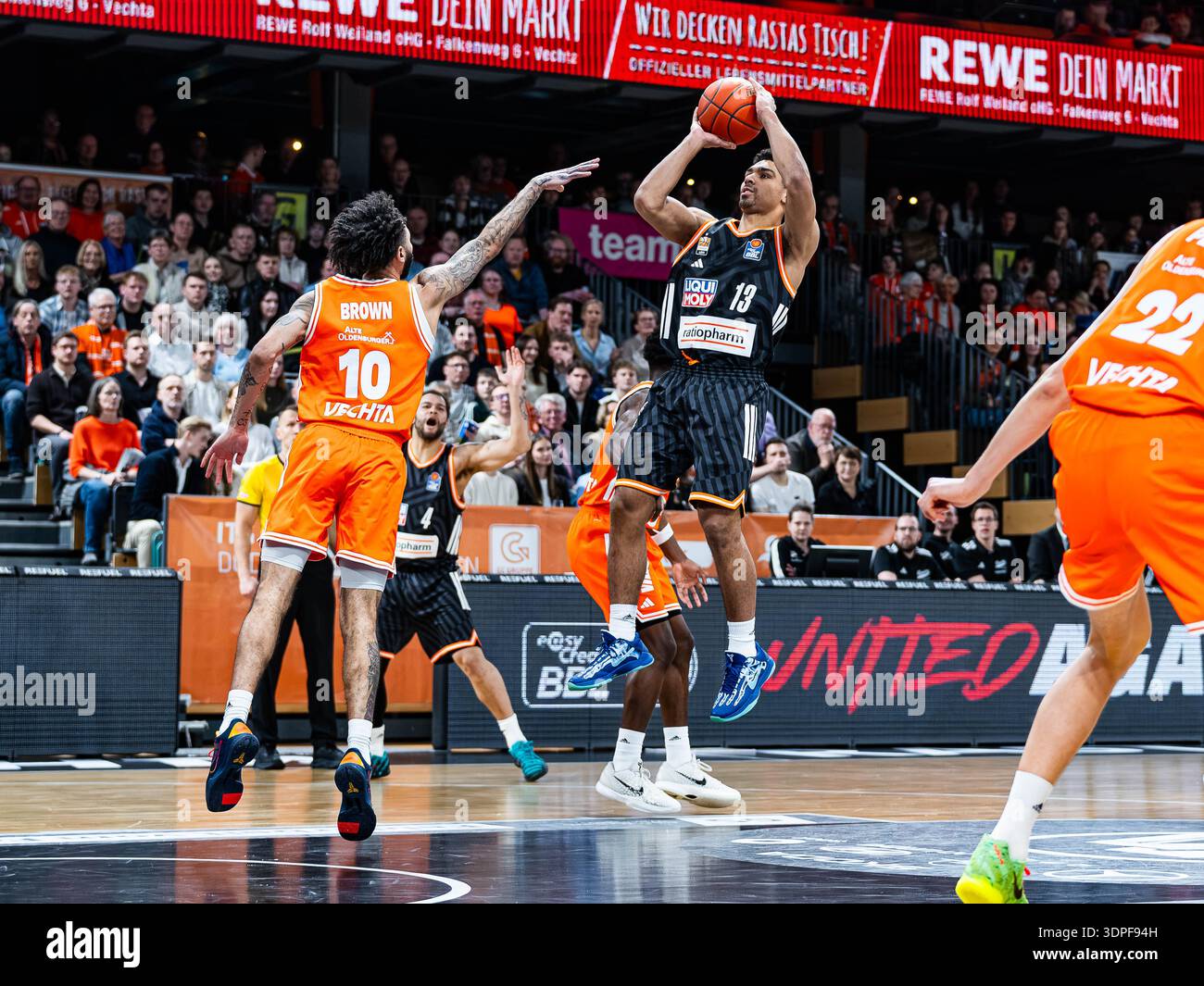 Mark Smith (ratiopharm Ulm, #13) beim Wurf RASTA Vechta vs. ratiopharm ...