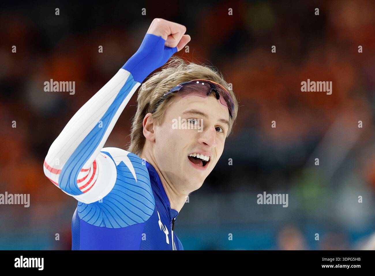 The United States Jordan Stolz reacts after skating to first place in ...