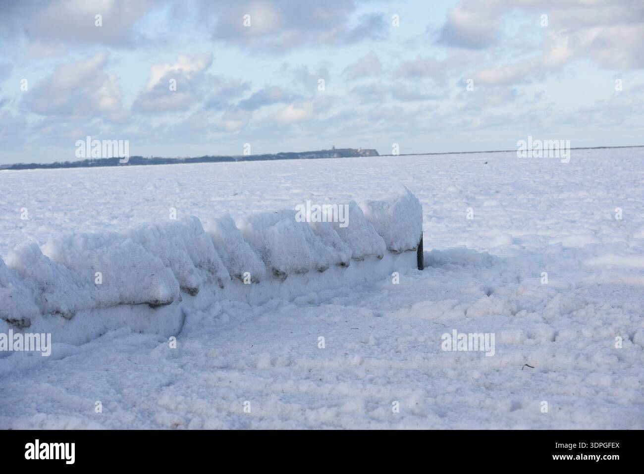 Der Strand der Ostsee ist in Glowe vereist. *** The Baltic Sea beach in ...
