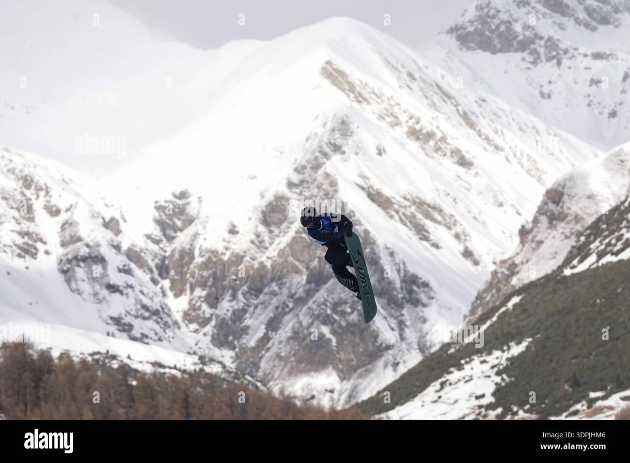New Zealand's Lyon Farrell competes during the men's snowboarding ...