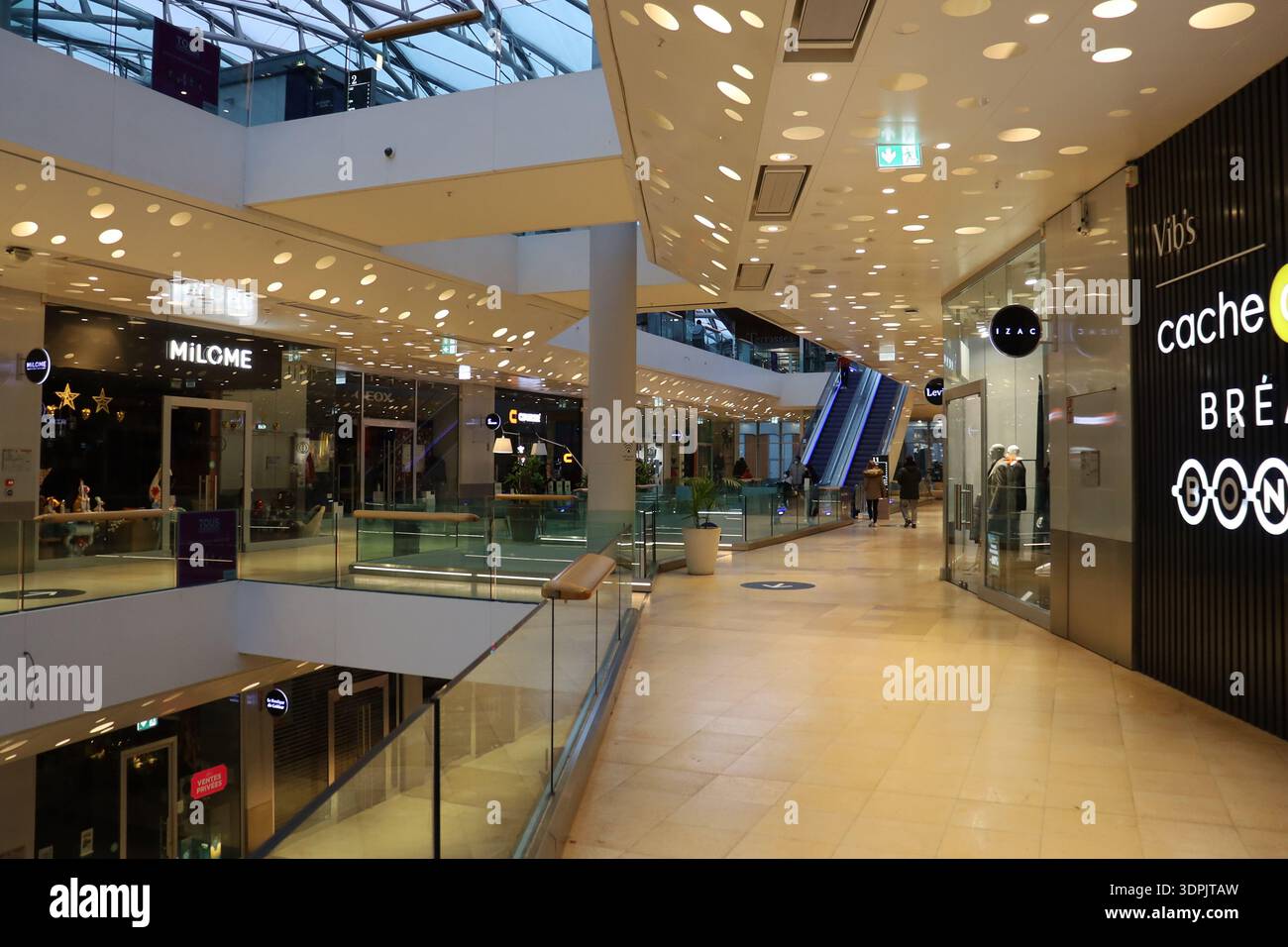 Centre commercial Confluence, intérieur du centre commercial, ville de ...