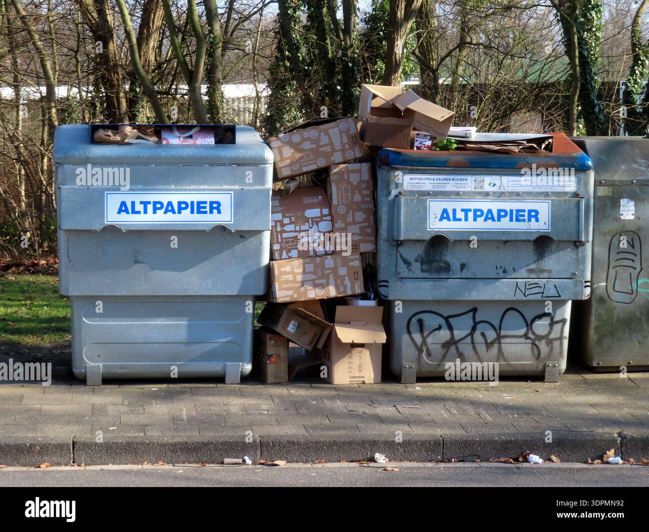 Altpapier ohne Ende - weltweit - eine gigantische Flut Container ...