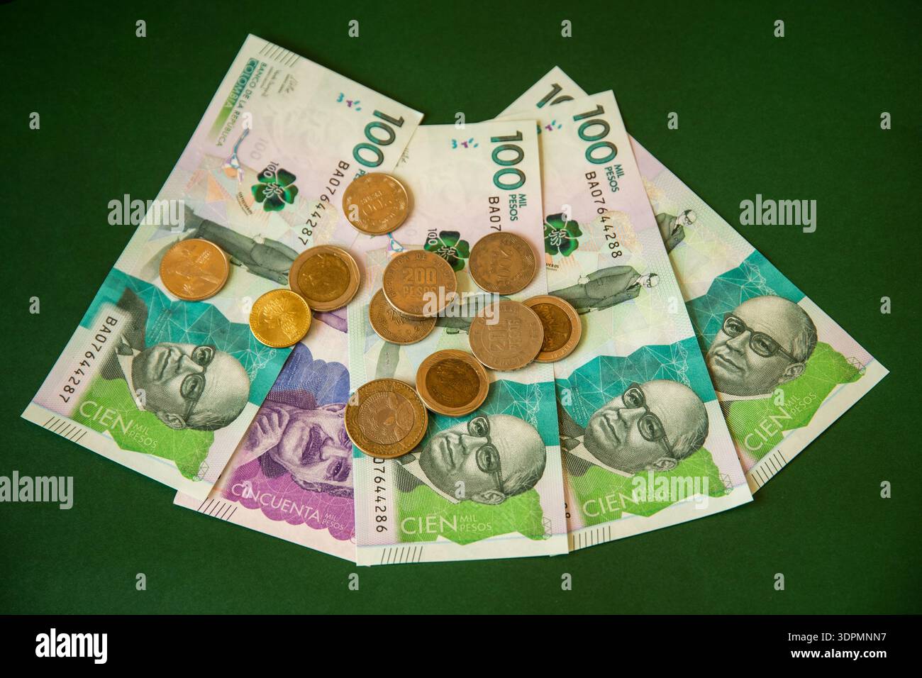 Collection colombian peso banknotes hi-res stock photography and images ...