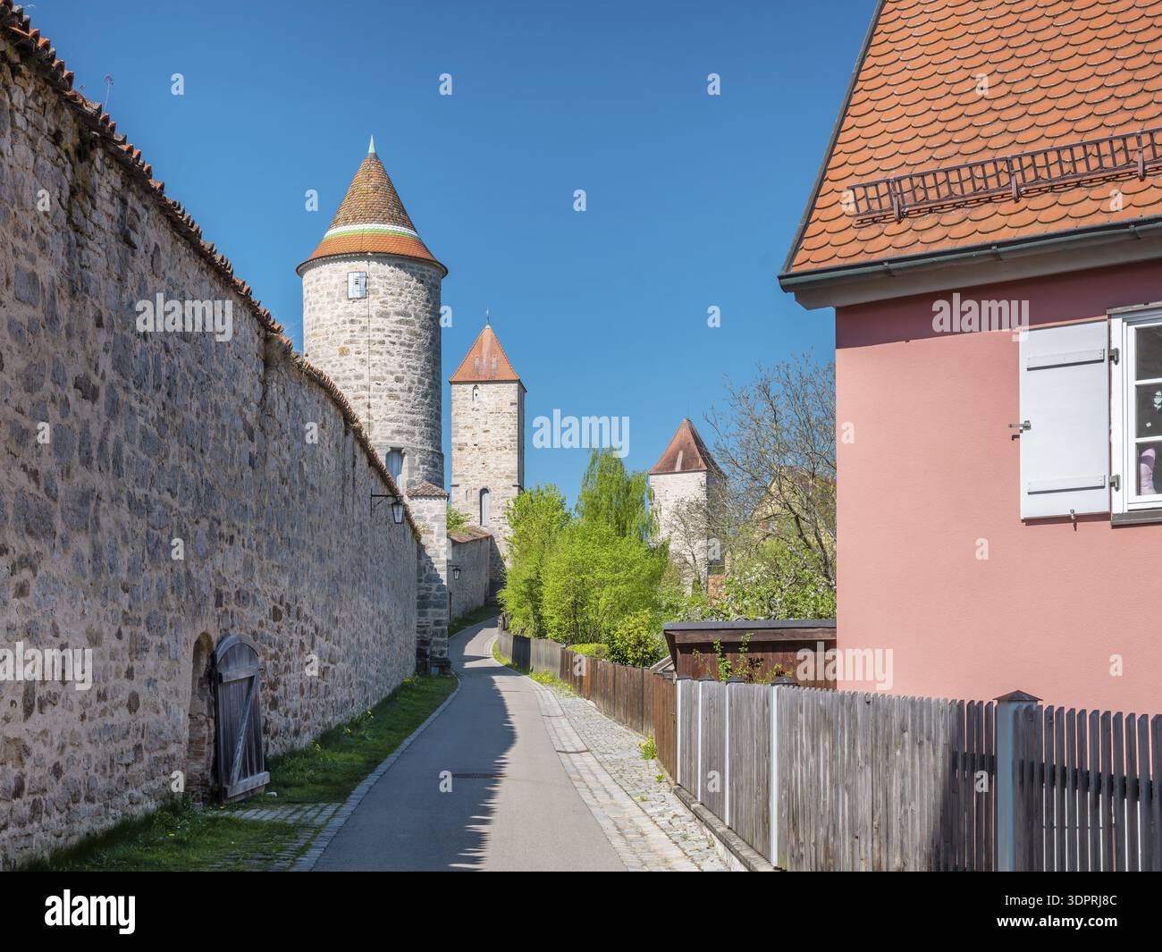 Narrow alley on the city wall with defensive towers, Dinkelsbuehl ...