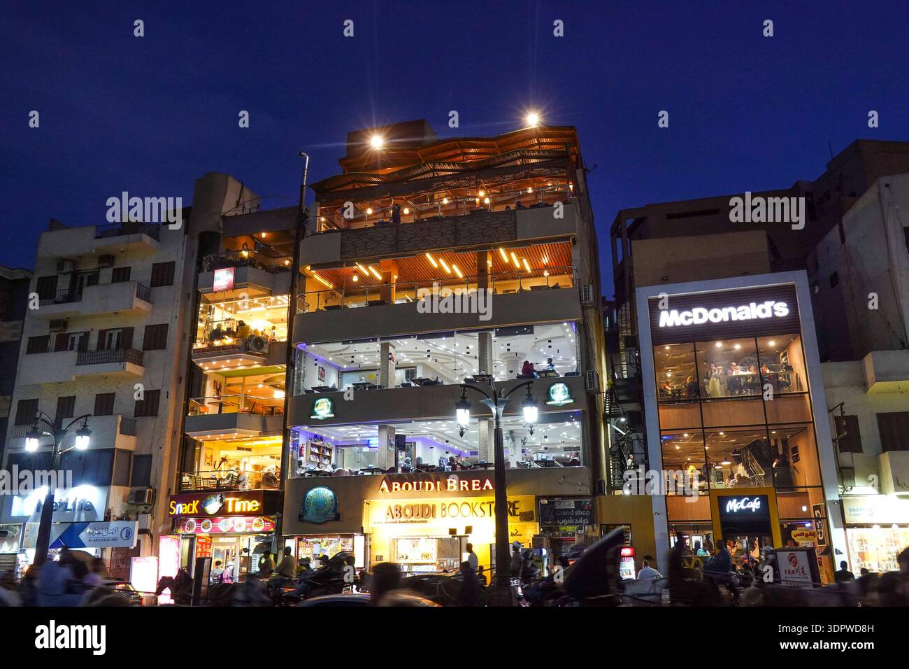 Restaurants, Hochhaus, Luxor, Ägypten *** Restaurants, high-rise ...
