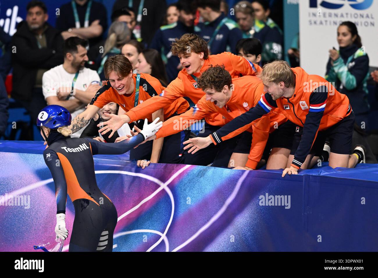 VELZEBOER Xandra (NED) celebration with the team during Short Track ...