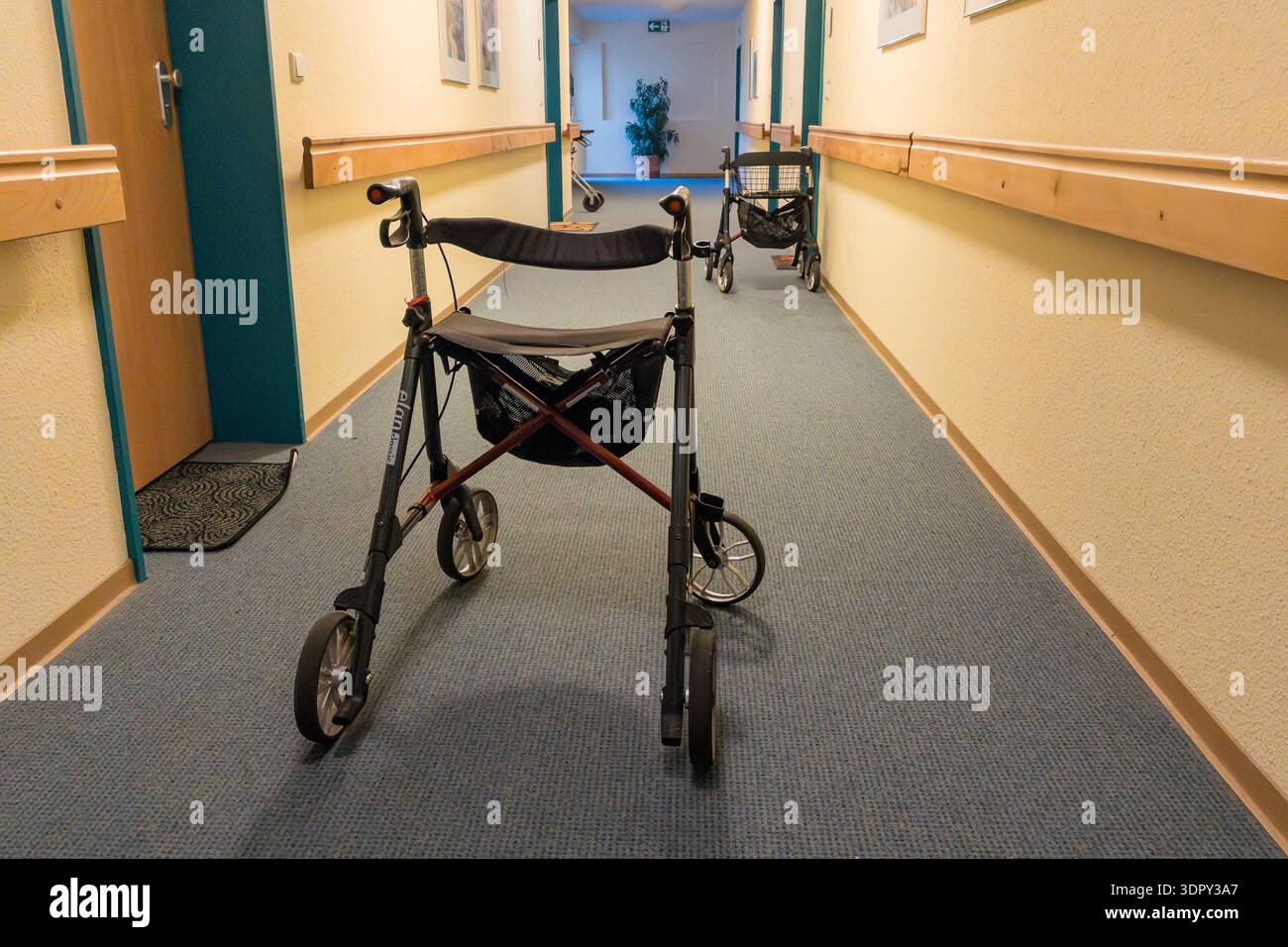 15.02.2026: Rollator im Gang einer Pflegeeinrichtung Pasewalk ...