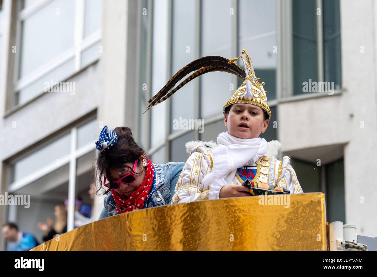 Karneval 2026 im Rheinland. Rosenmontagszug in der Bonner Innenstadt ...