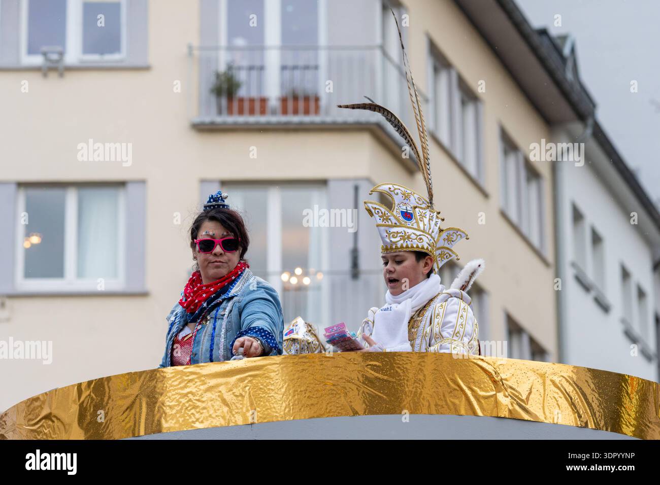 Karneval 2026 im Rheinland. Rosenmontagszug in der Bonner Innenstadt ...