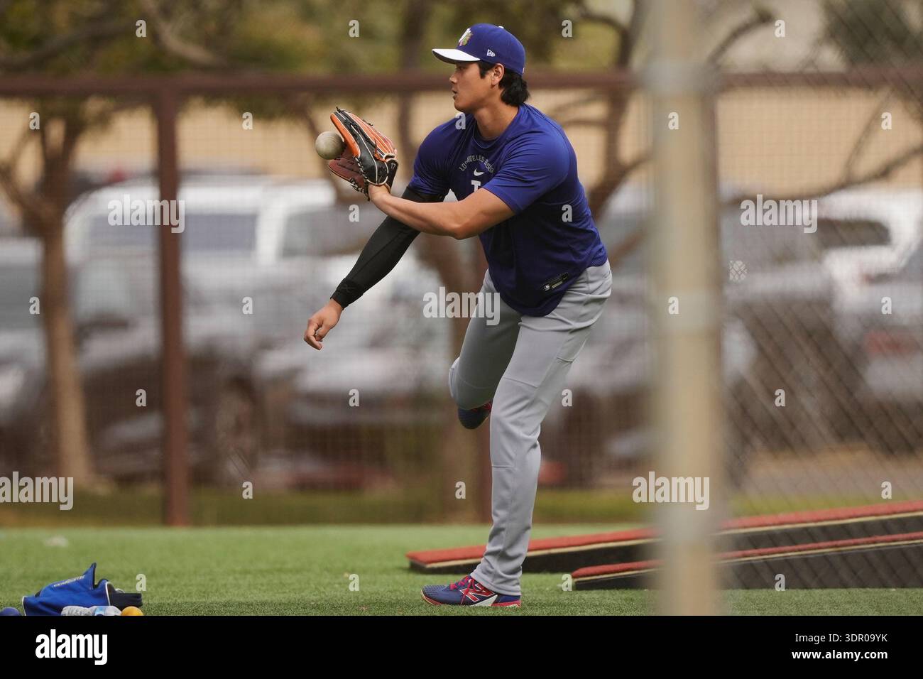Los Angeles Dodgers' Shohei Ohtani (17) works out during spring ...