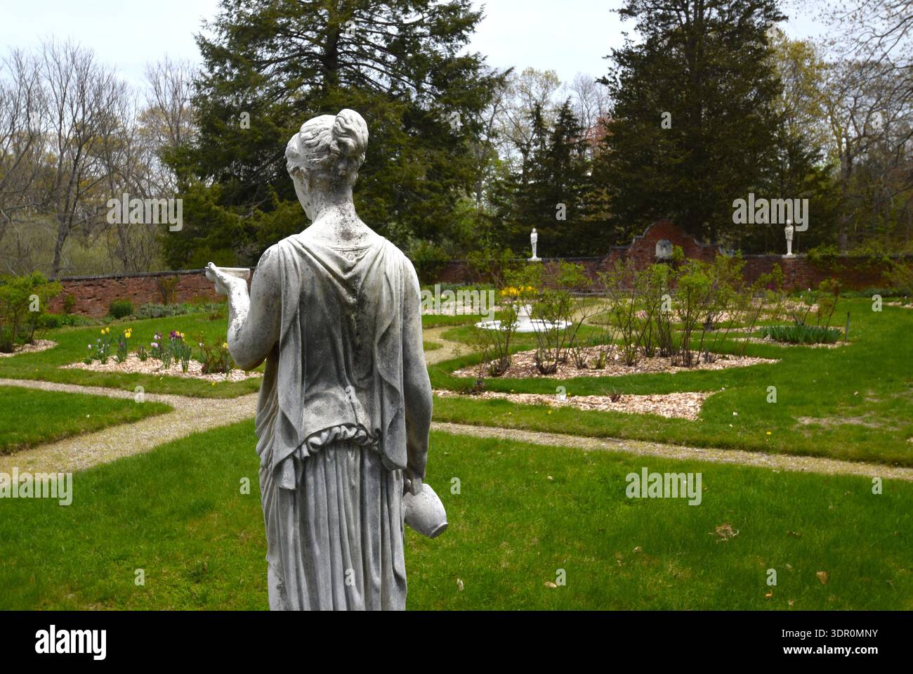 Goddess statue looks out hi-res stock photography and images - Alamy