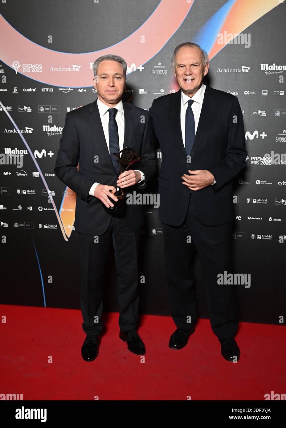 Vicente Vallés poses with Pedro Piqueras after receiving the award for ...