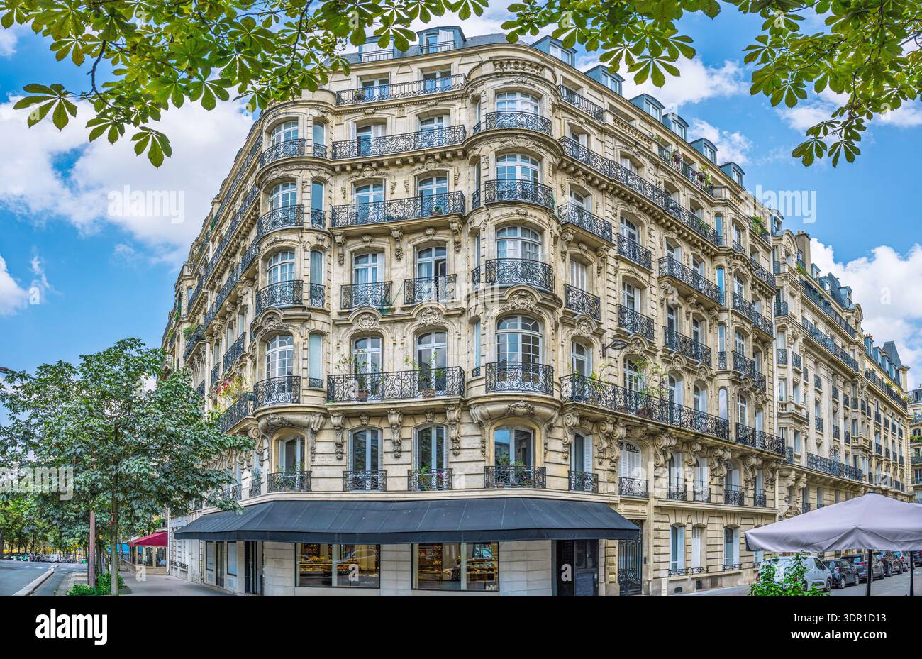 Elegant Parisian Architecture A Classic Building Facade in the Heart of ...