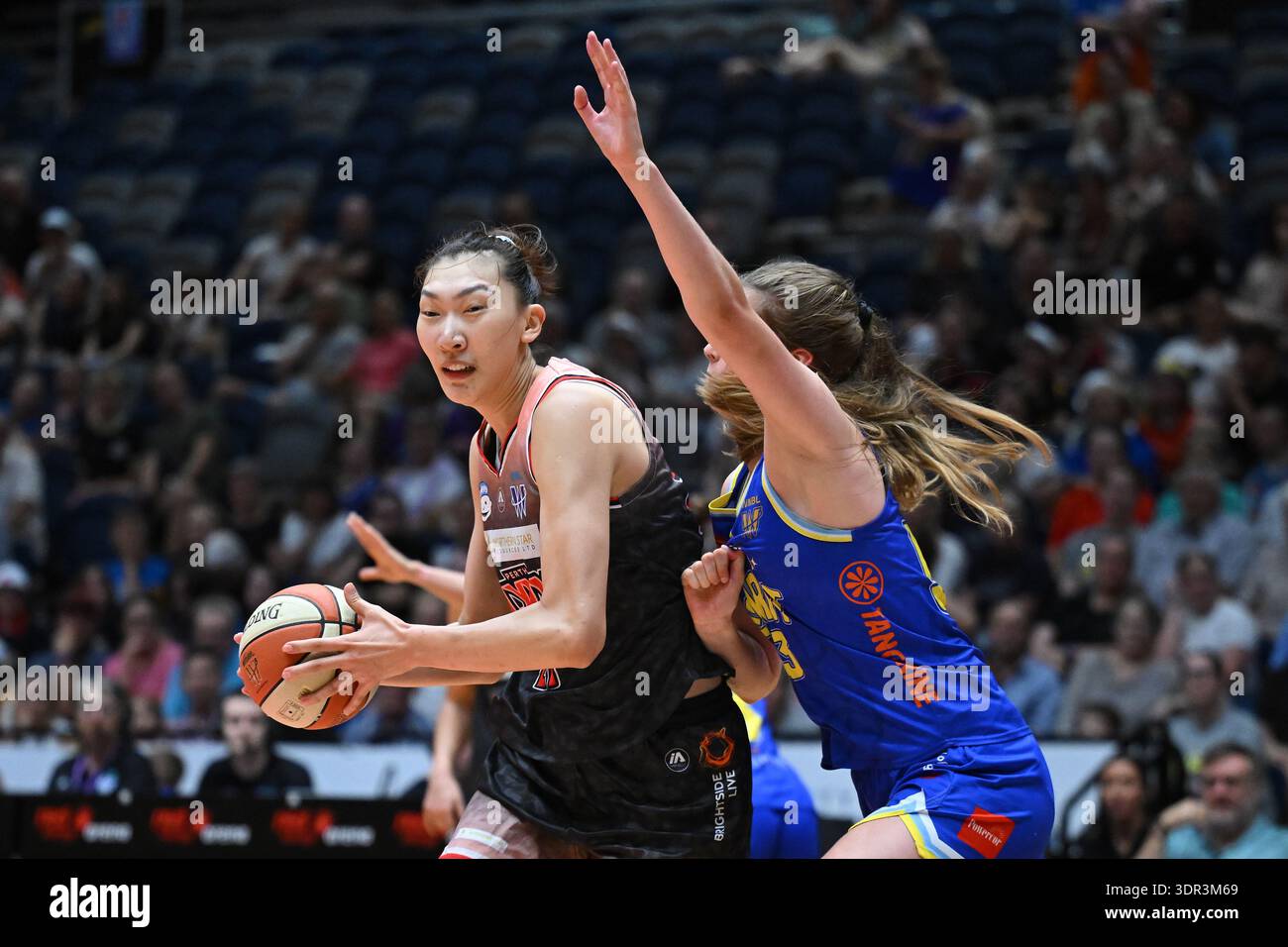 Han Xu of Perth Lynx (left) in action during the WNBL Finals series ...