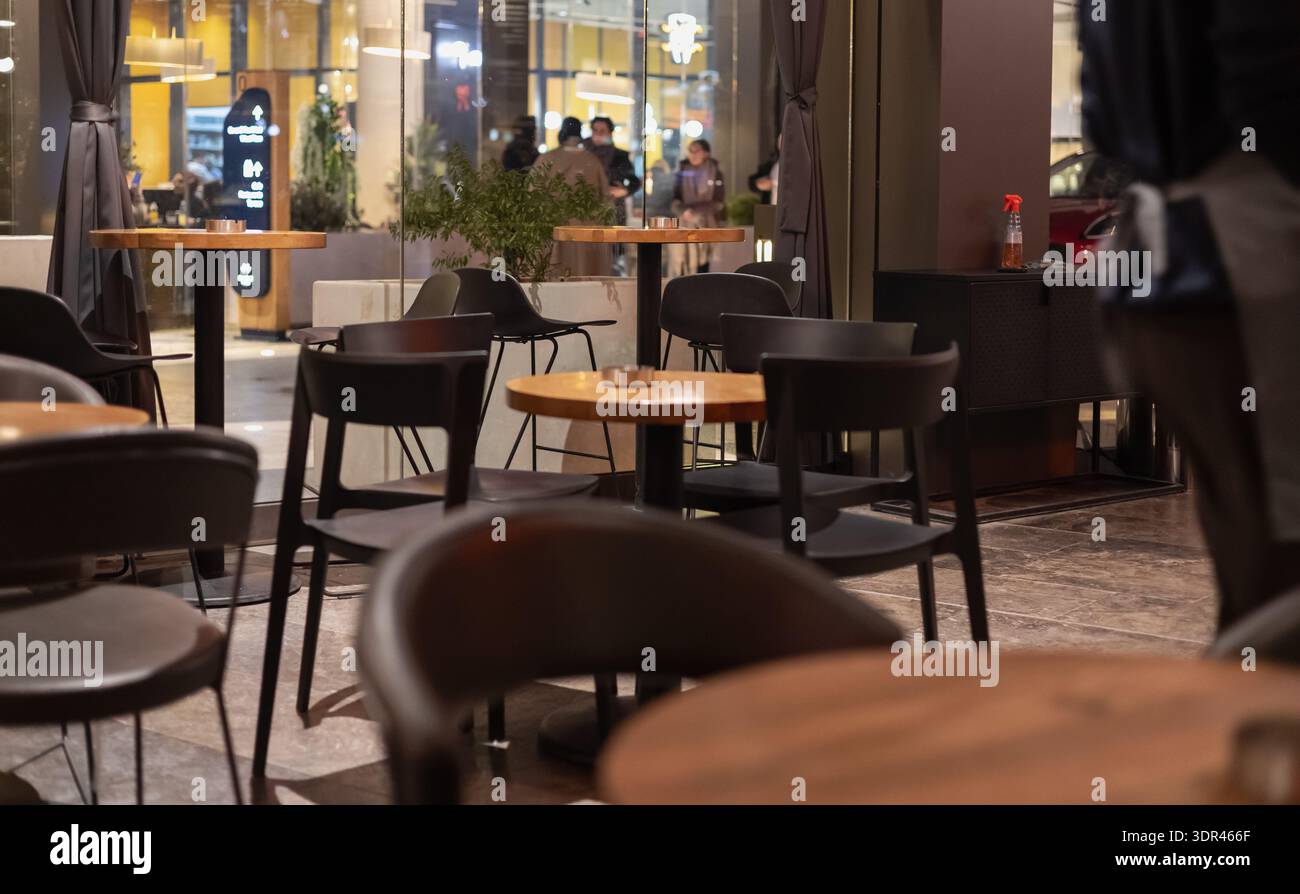 Sleek tables hi-res stock photography and images - Alamy