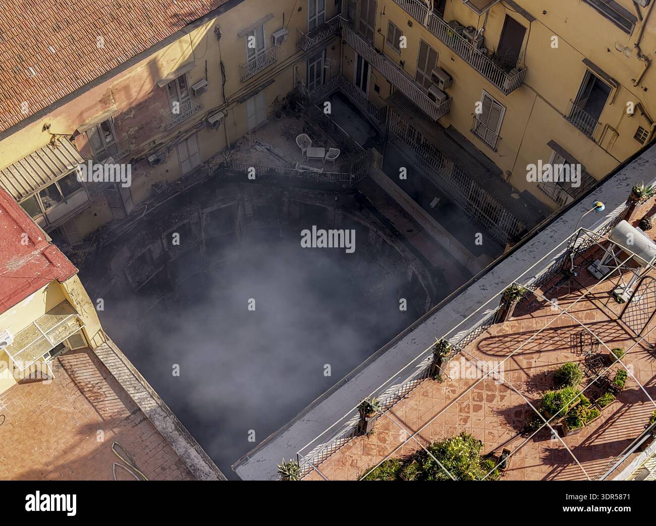 Naples, a fire completely destroys the Sannazaro Theater, San nazaro ...