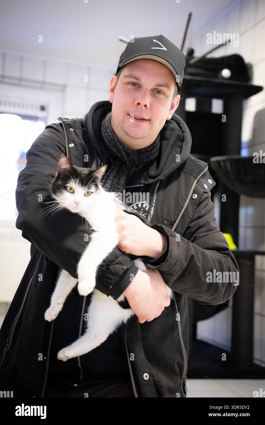 PRODUCTION - 17 February 2026, Lower Saxony, Oldenburg: Shila the cat ...