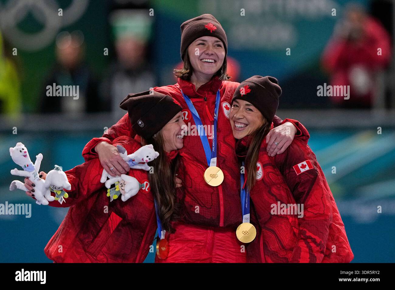 Team Canada with Ivanie Blondin, Isabelle Weidemann, center, and ...
