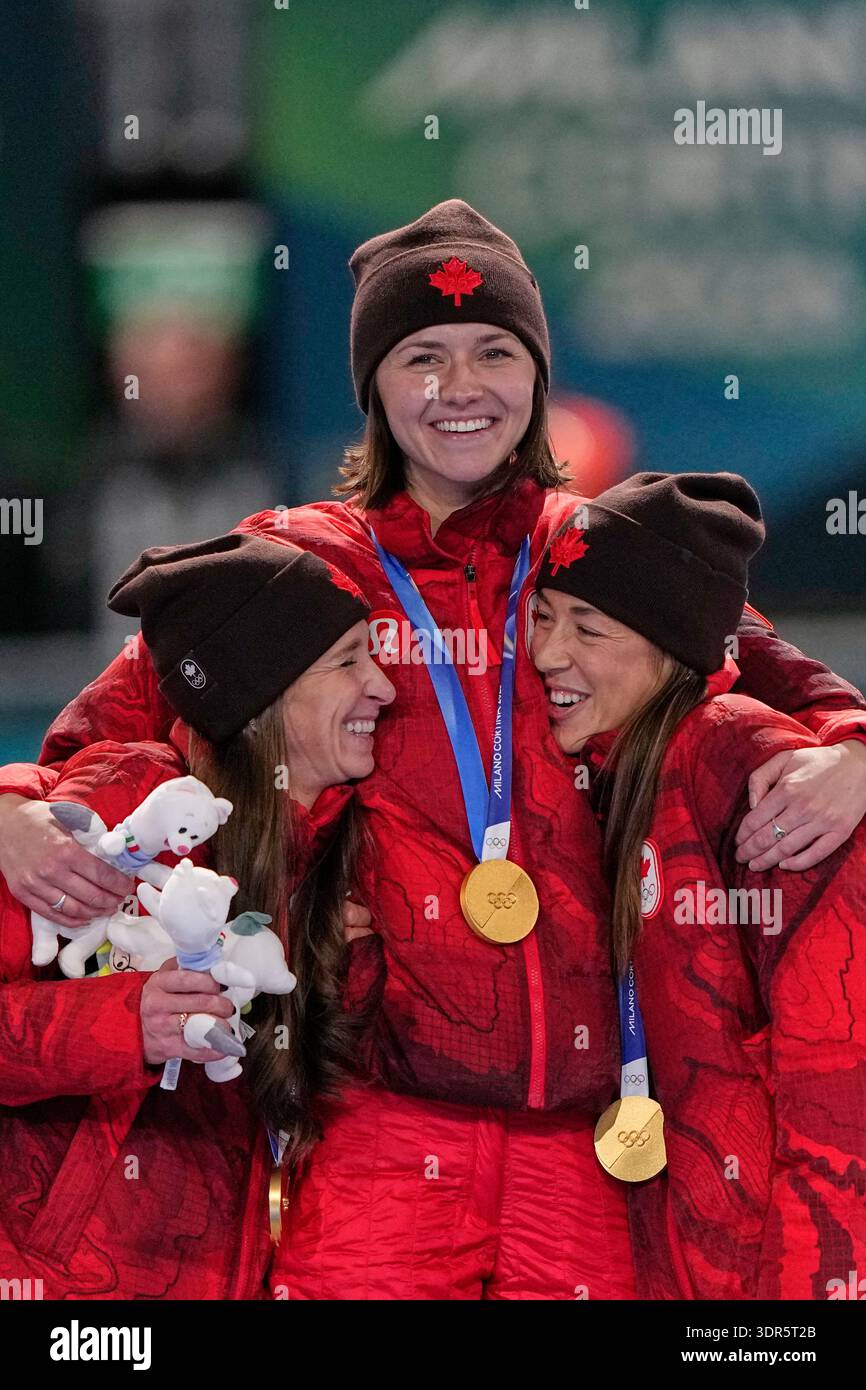 Team Canada with Ivanie Blondin, Isabelle Weidemann, center, and ...