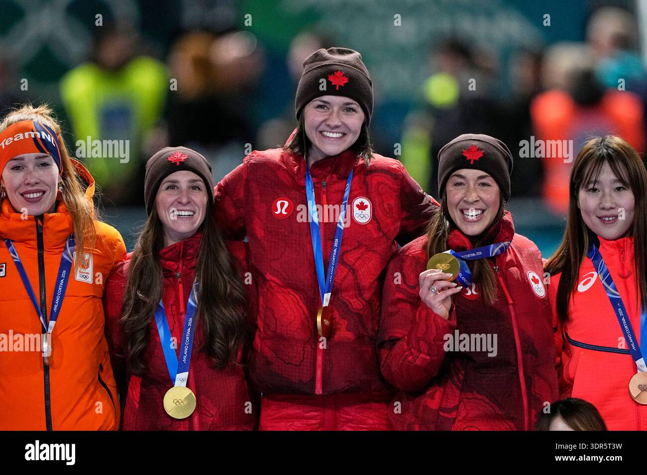 Team Canada with Ivanie Blondin, Isabelle Weidemann, center, and ...