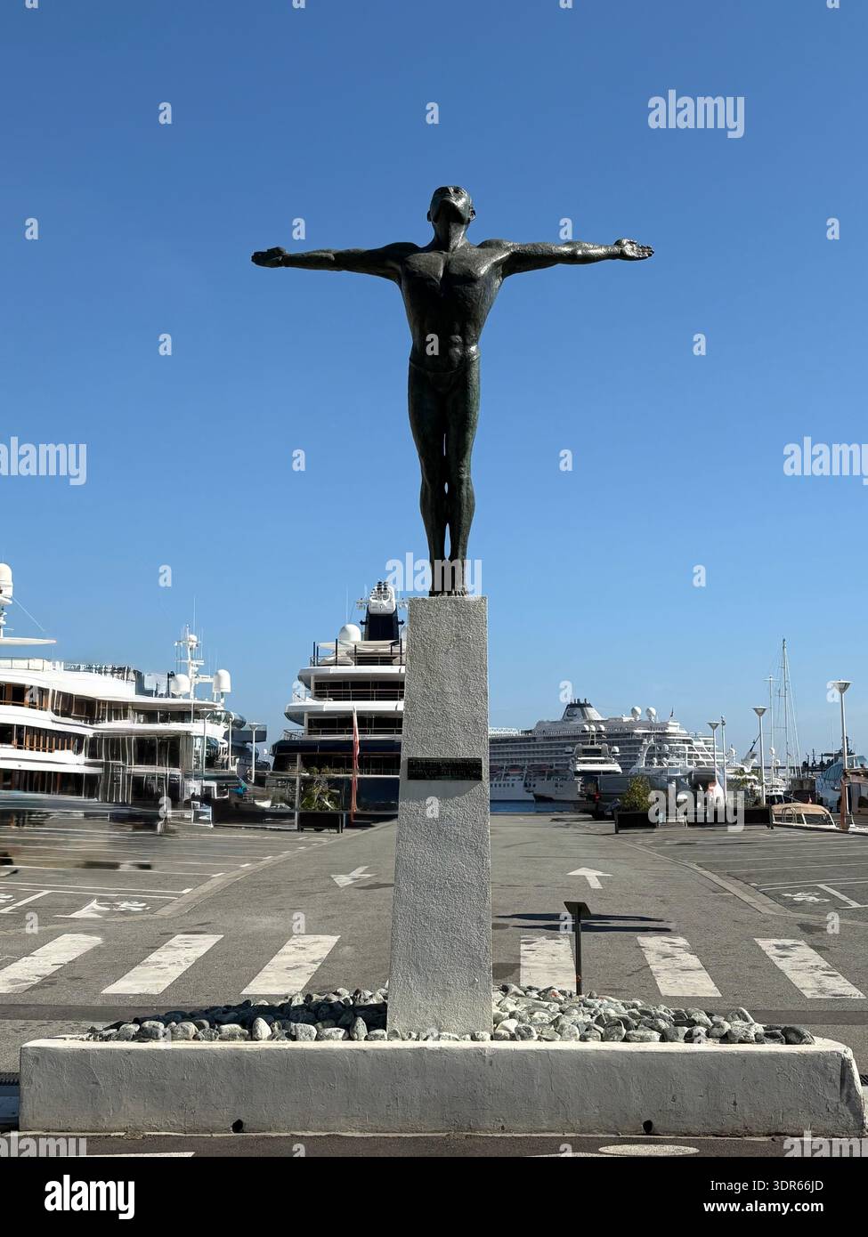 Le Plongeur statue by Emma de Sigaldi at Port Hercule marina in Monaco ...