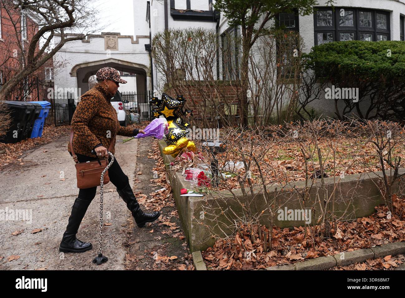 Delores Brown places flowers in front of Jesse Jackson's house in ...