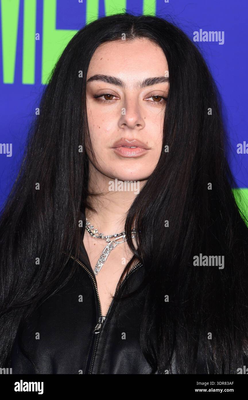Charlie xcx bei der Premiere des Kinofilms The Moment im Picturehouse ...