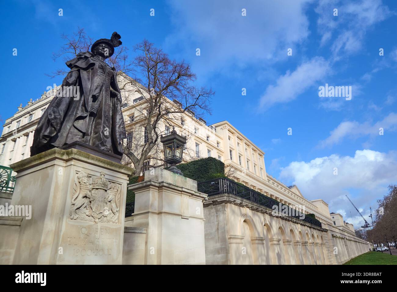 Sculpture of queen elizabeth hi-res stock photography and images - Alamy