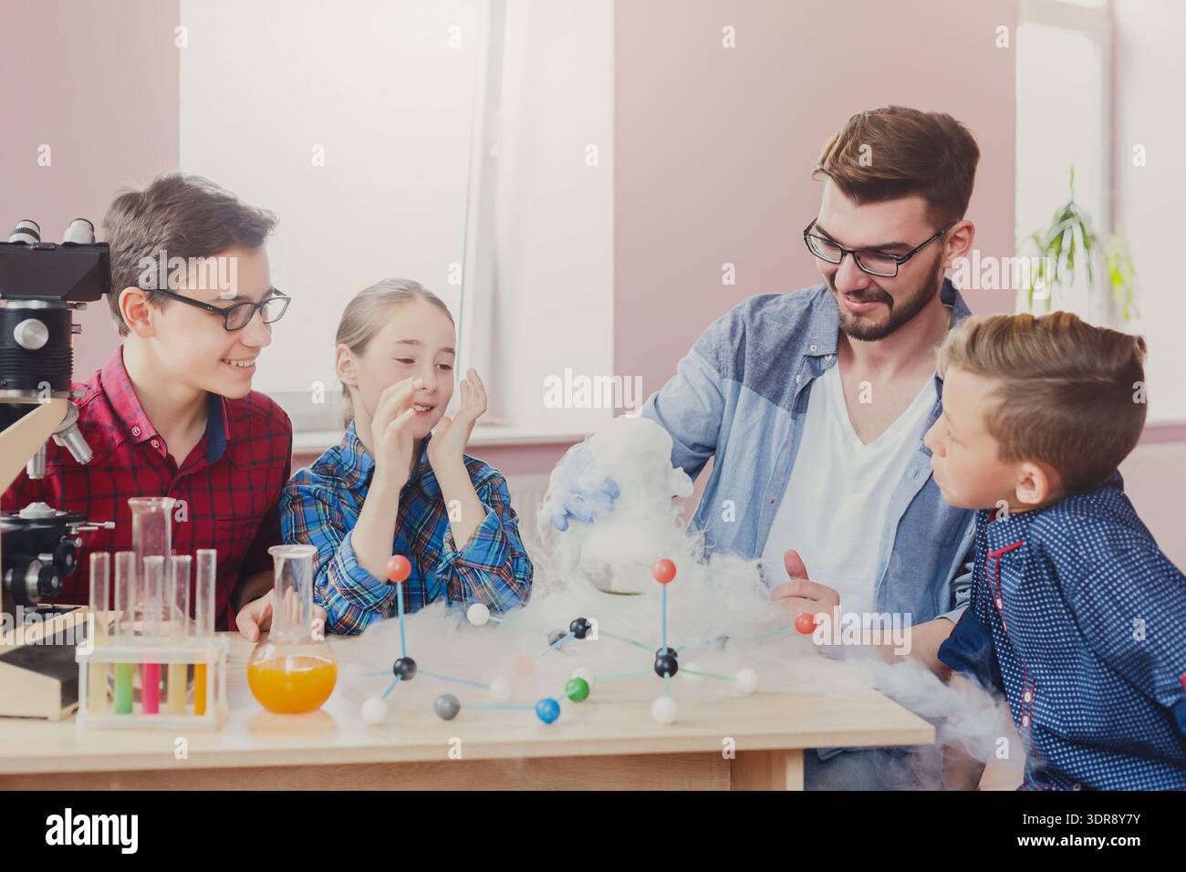 Innovative classroom science hi-res stock photography and images - Alamy