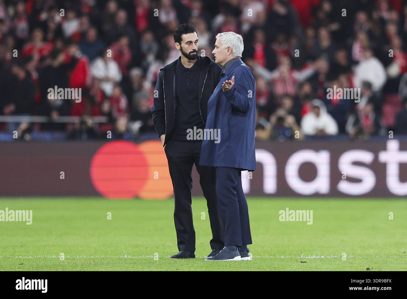 Alvaro Arbeloa, head coach of Real Madrid, talks to Jose Mourinho, head ...