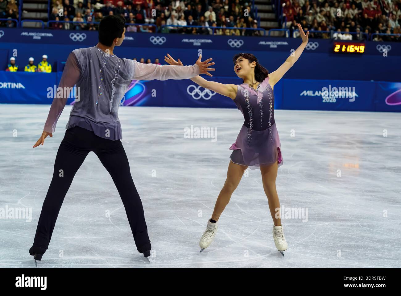 Emily Chan and Spencer Akira Howe of the United States perform during ...