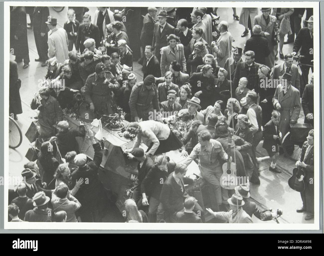 1945 crowds of dutch citizens welcome soldiers hi-res stock photography ...