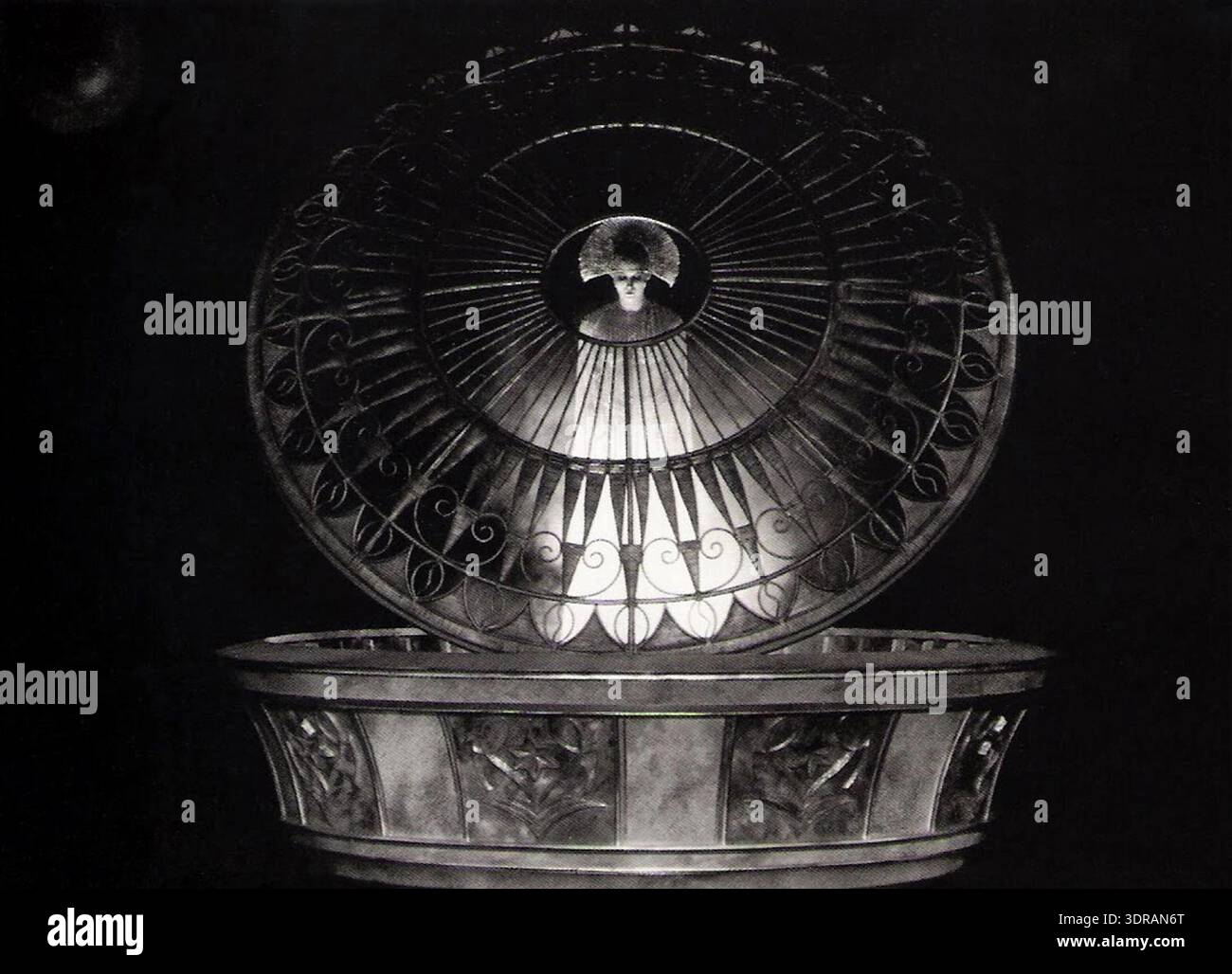 This 1926 set photograph from metropolis hi-res stock photography and ...