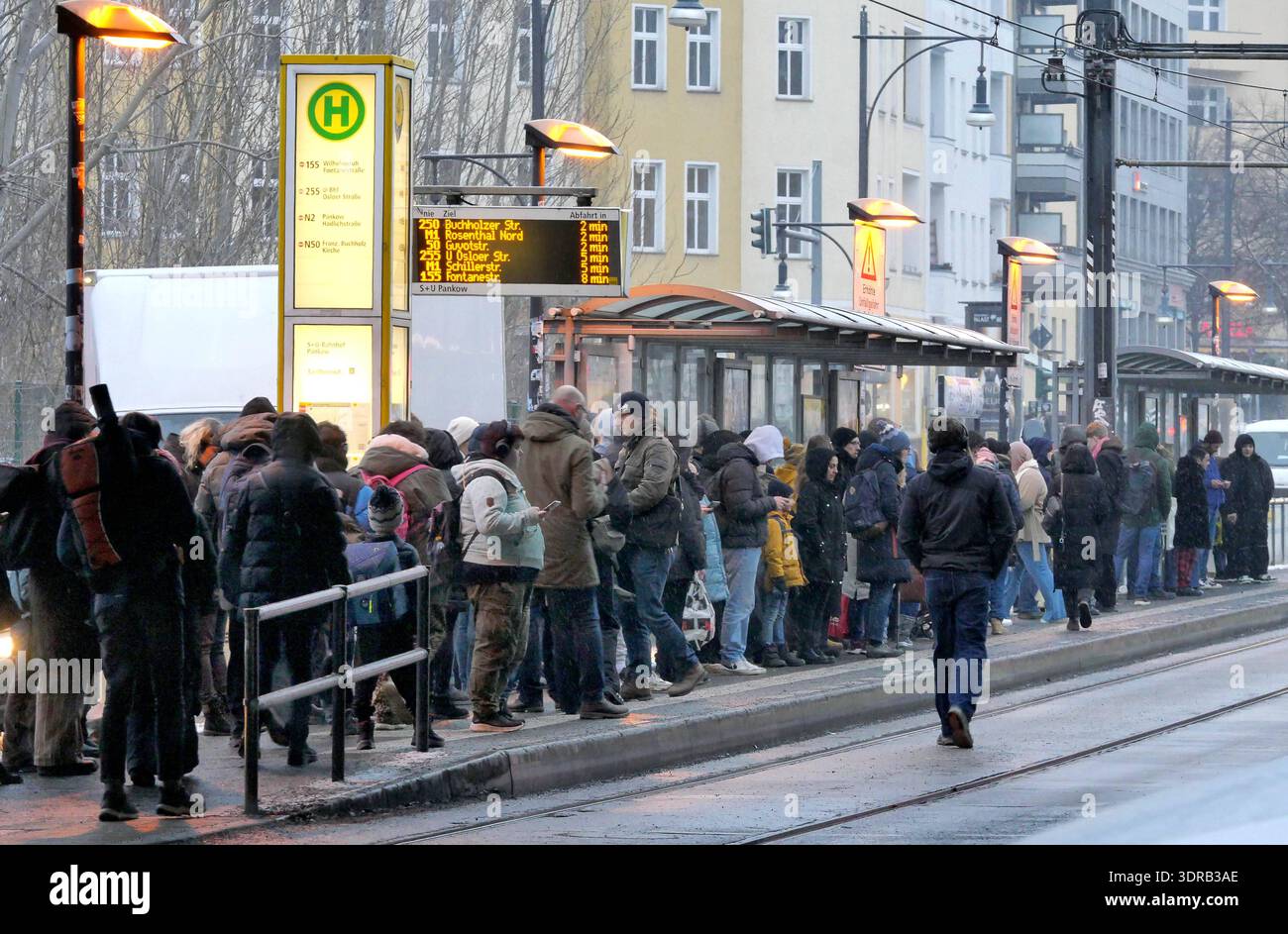 17.02.2026, Berlin - Deutschland. Übervolle Tram-Haltestelle U- und S ...