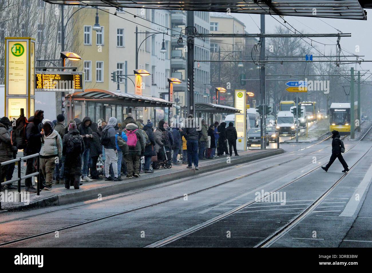 17.02.2026, Berlin - Deutschland. Übervolle Tram-Haltestelle U- und S ...