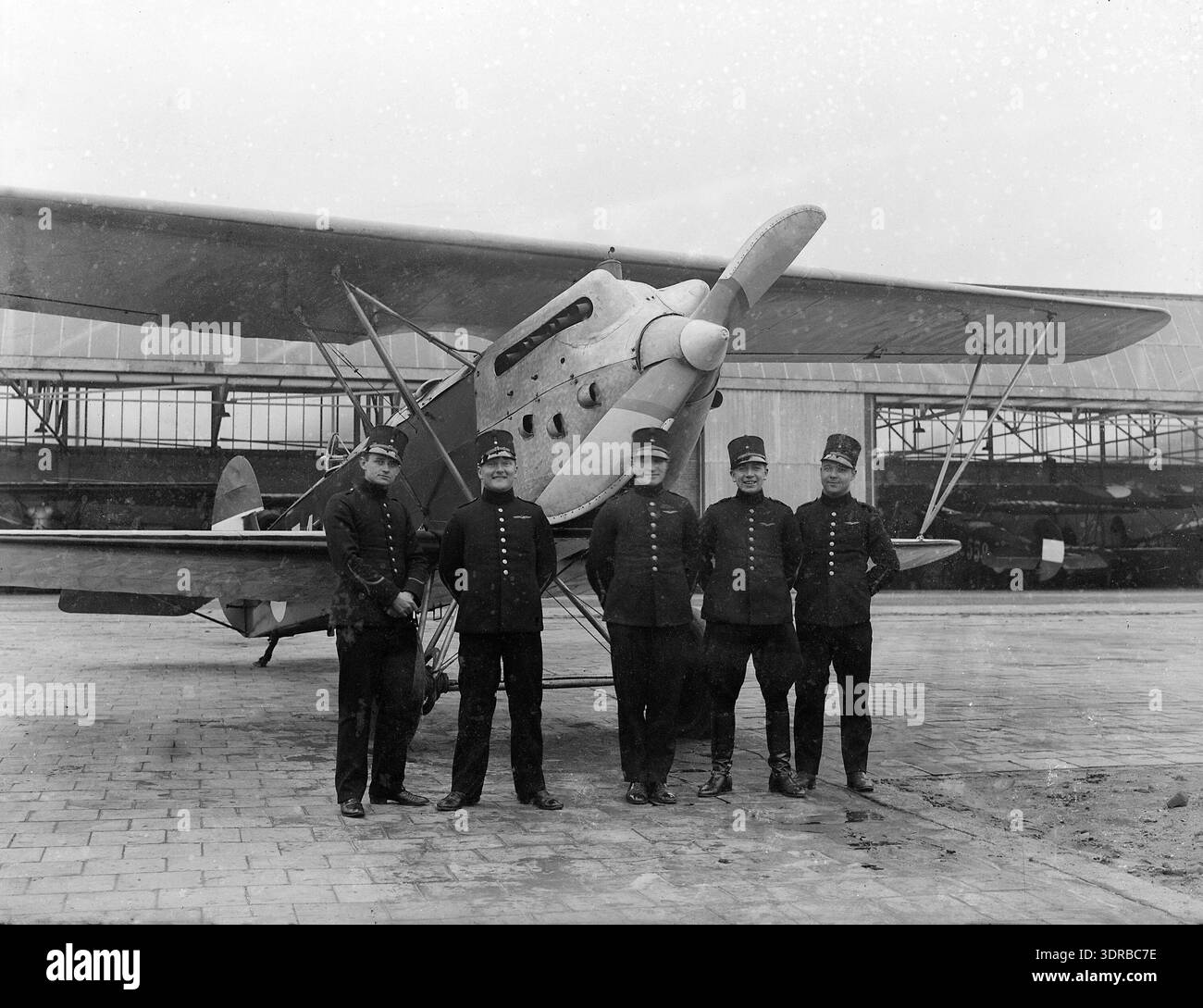 Illustrates early dutch military aviation hi-res stock photography and ...