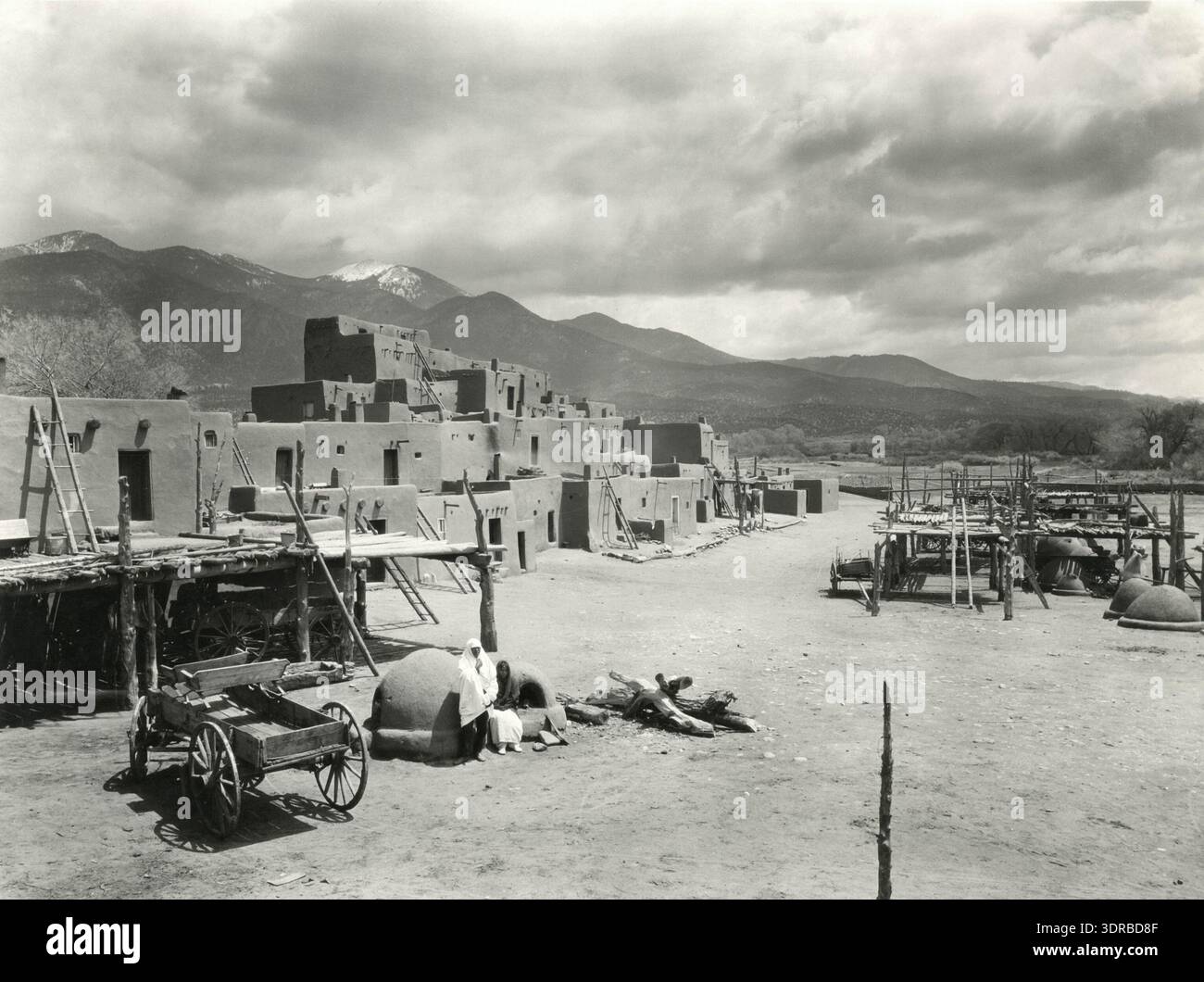 Illustrating traditional pueblo architecture hi-res stock photography ...
