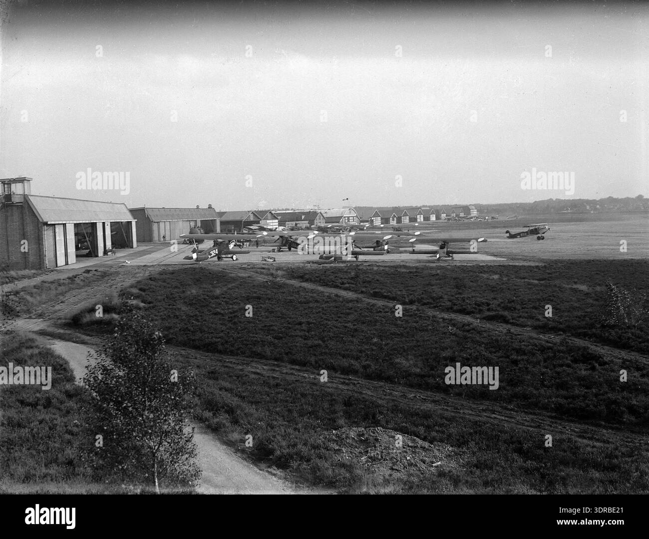 Illustrates early dutch military aviation hi-res stock photography and ...
