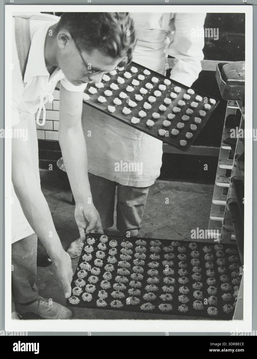 Sliding baking trays with cooki hi-res stock photography and images - Alamy