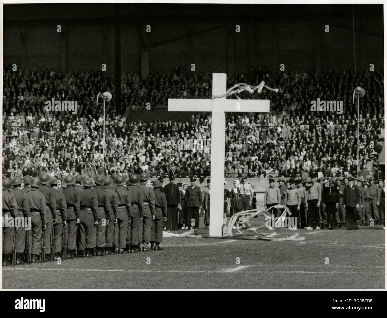This photograph shows the opening of the 1940-1945 commemoration by ...