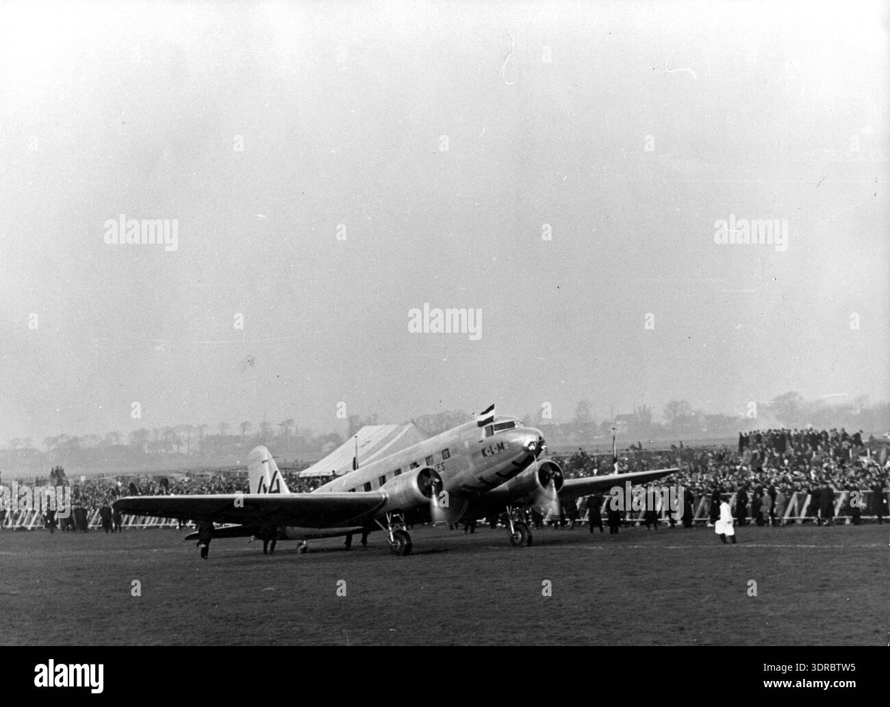 A twin engine douglas dc 2 with piston engines hi-res stock photography ...